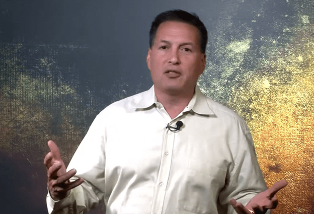 El copresentador de Daystar Television, Doug Weiss, presentó un ...